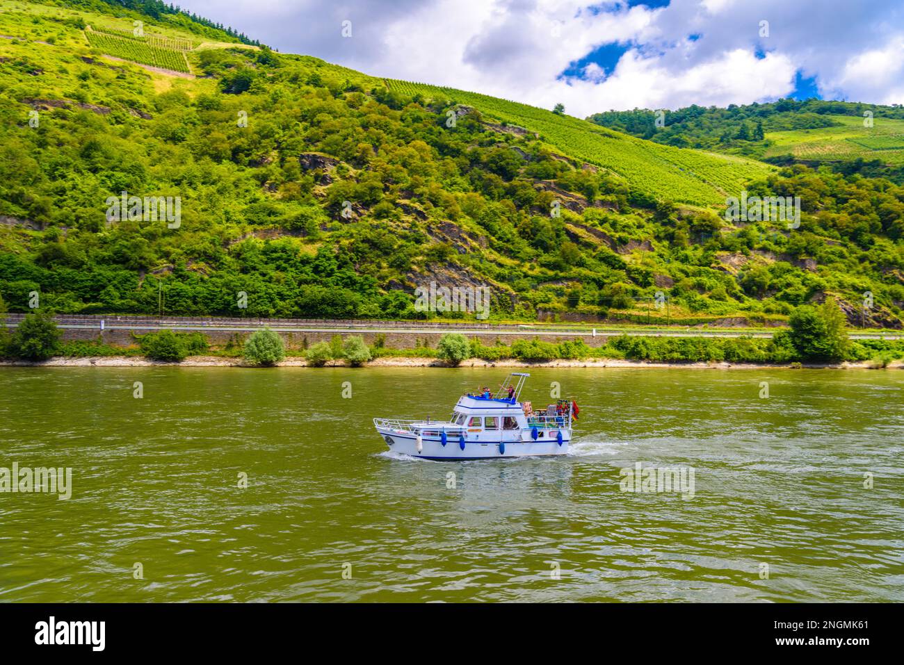 Boat ship in Rhein Rhine river in Loreley, Oberwesel, Rhein-Lahn-Kreis ...