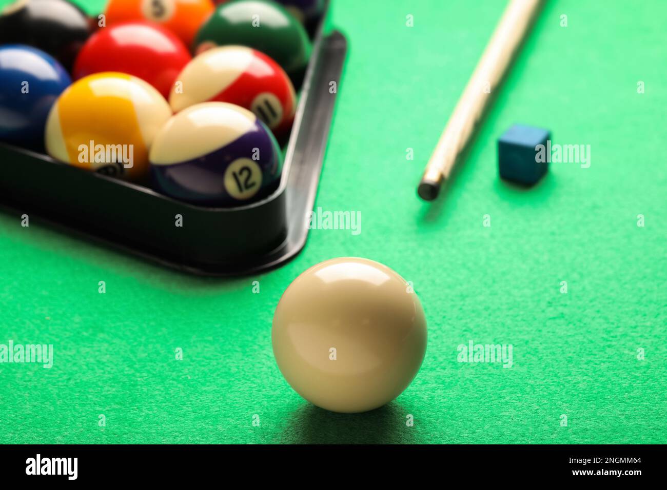 Rack billiard balls cue hi-res stock photography and images - Alamy