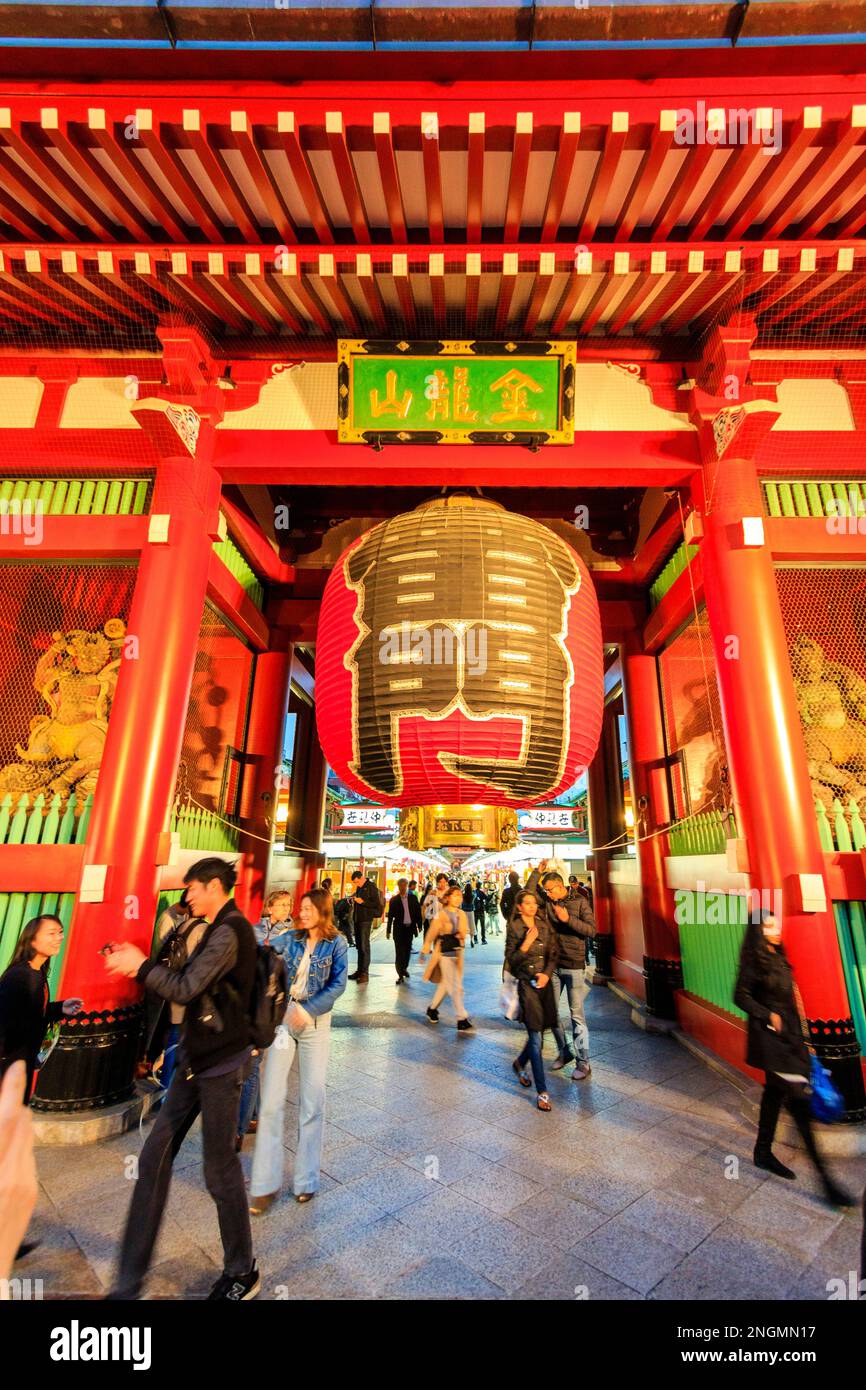 Tokyo, The popular Asakusa shrine and Sensoji temple. The outer gate ...