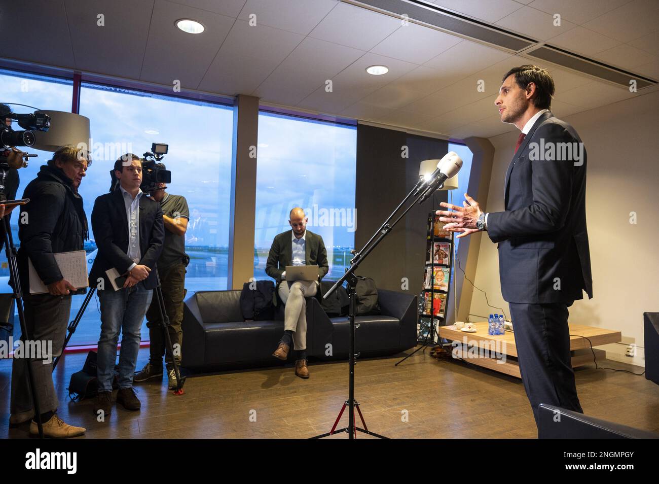 SCHIPHOL-EAST - Minister Wopke Hoekstra of Foreign Affairs gives an explanation. ANP EVERT ...