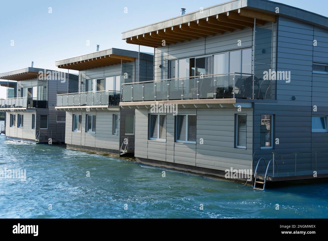 Moderne Hausboote. Modern houseboats floating on the water Stock Photo ...