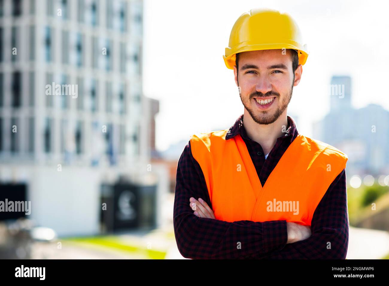 medium shot portrait construction worker looking camera. High ...