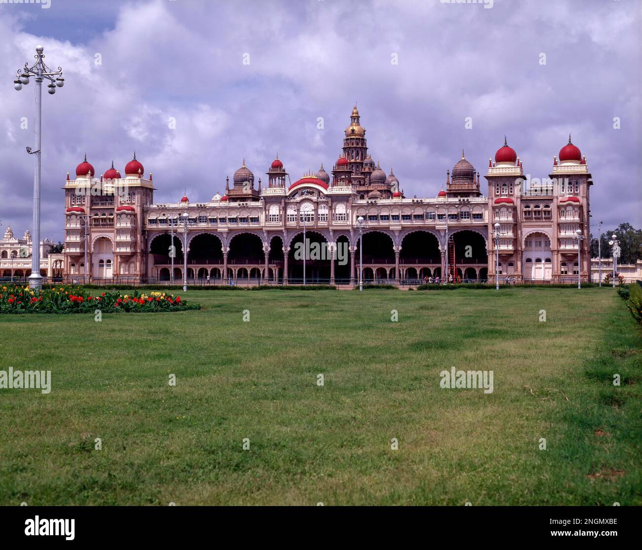 Mysore palace with potpourri of Hindu, Islamic and Mourish Style ...
