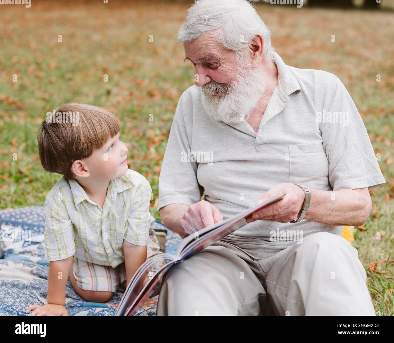 Grandpa reading with granddaughter hi-res stock photography and images ...