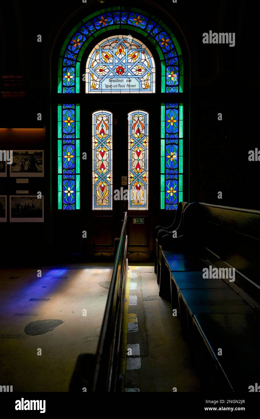 Synagogue stained glass window hi-res stock photography and images - Alamy
