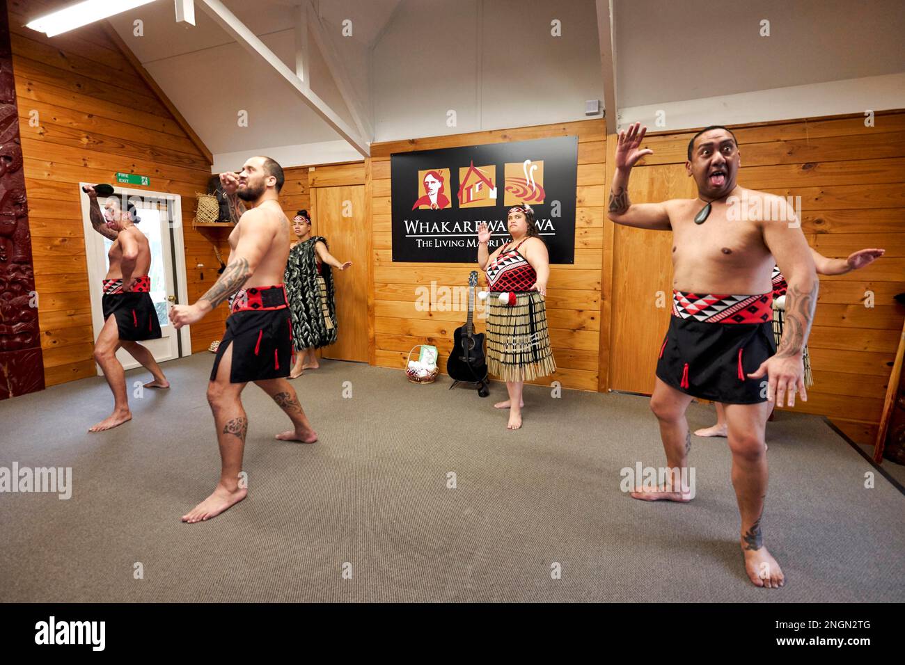 Maori costume hi-res stock photography and images - Alamy