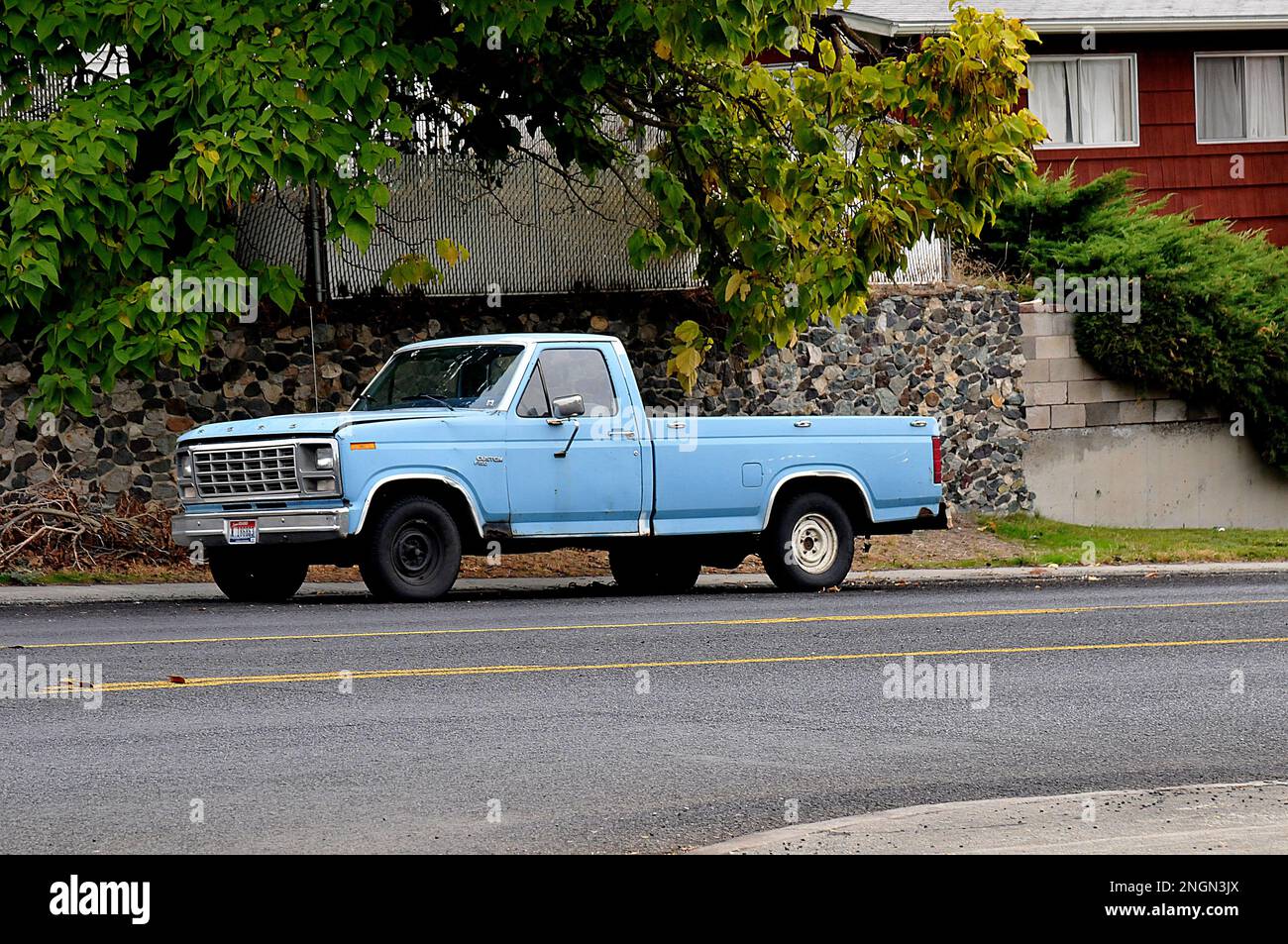 Old ford vehcile hi-res stock photography and images - Alamy