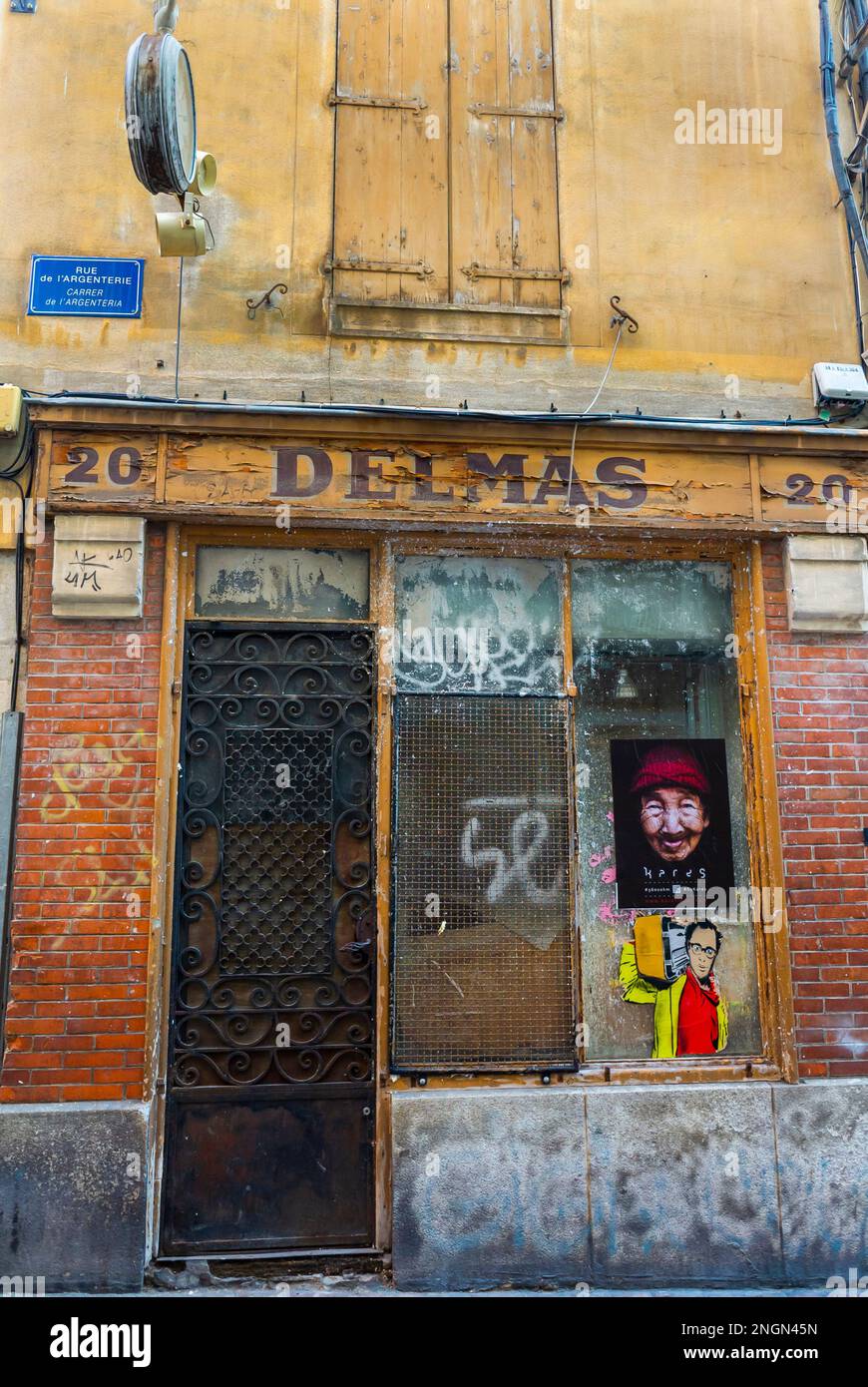 Closed city stores hi-res stock photography and images - Alamy