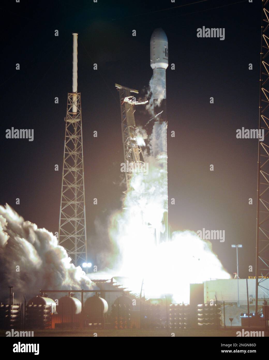 A SpaceX Falcon 9 rocket launches the Inmarsat 6 F2-Communications ...