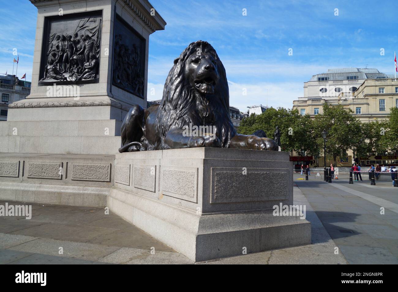 British lion statue hi-res stock photography and images - Alamy
