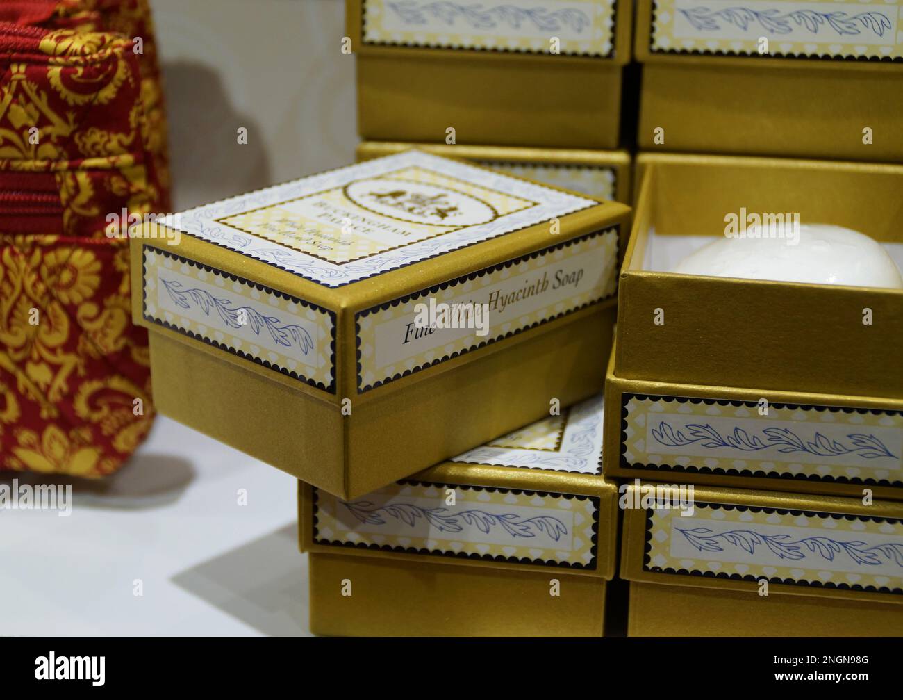 Official Royal Collection of beautiful and tasteful luxury British royal gifts and presents in a ...