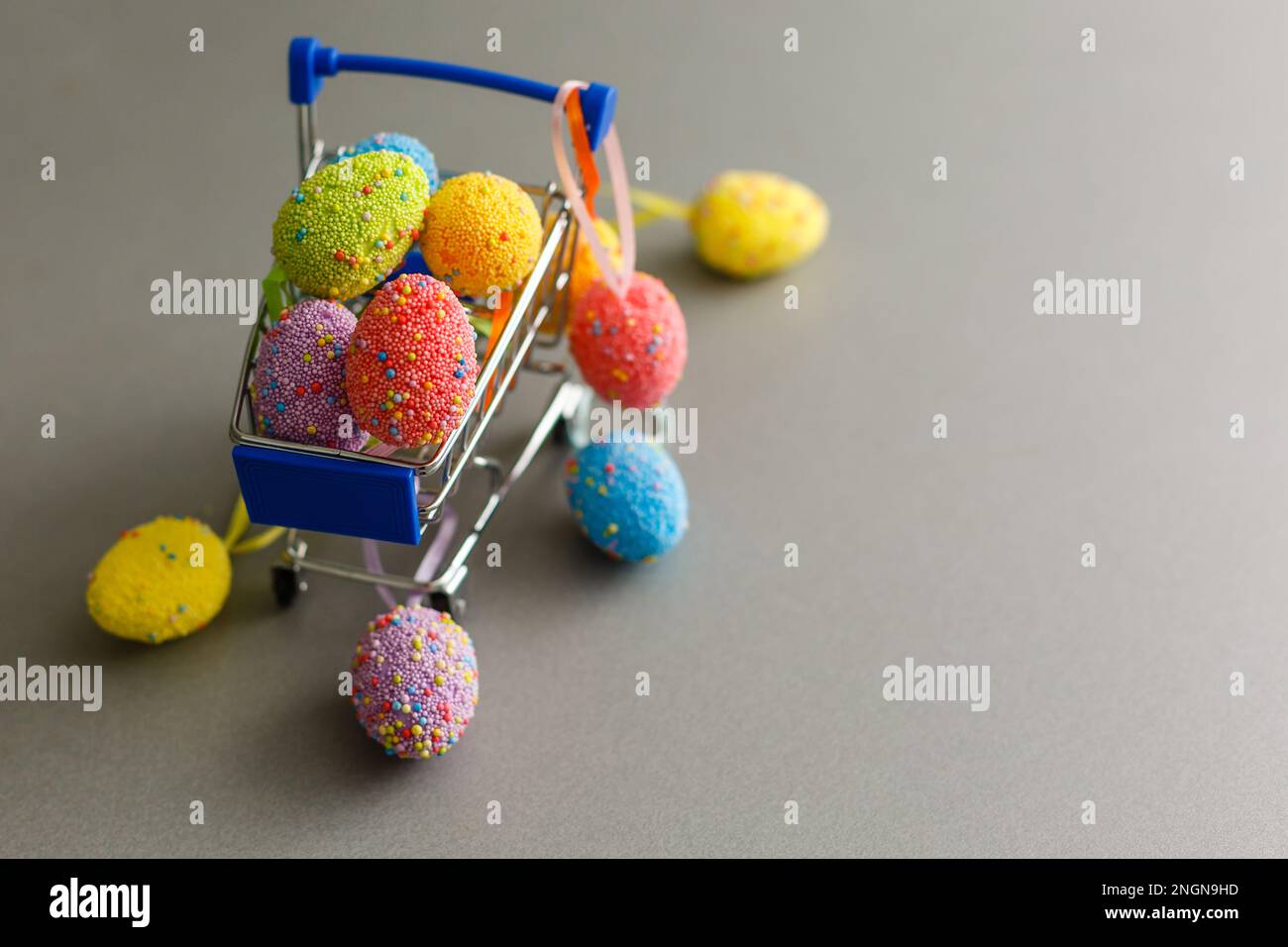 Chicken eggs in a mini shopping cart. Easter Stock Photo - Alamy