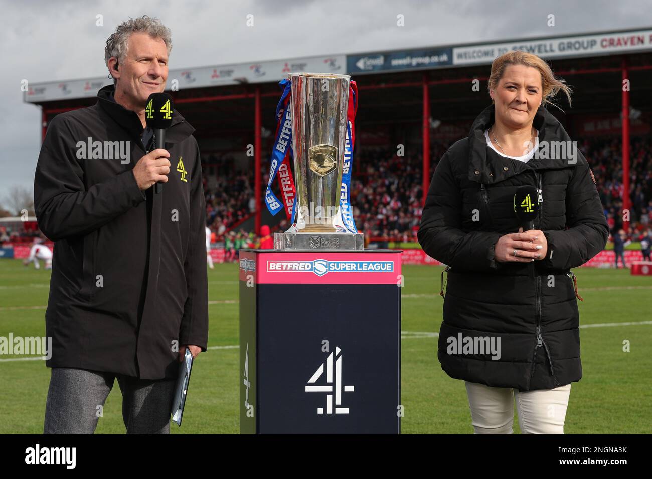 Channel 4 news presenters hi-res stock photography and images - Alamy