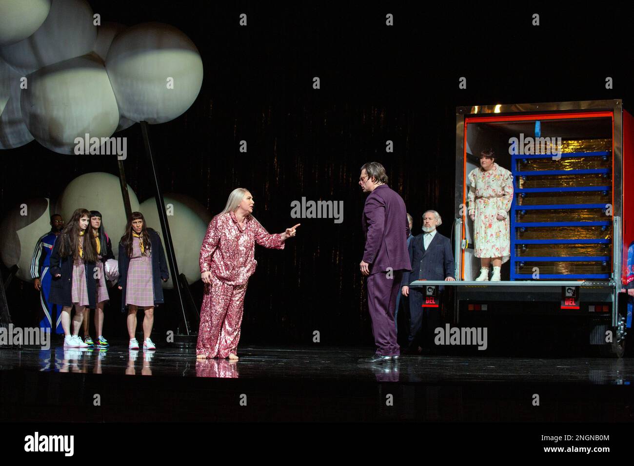 centre: Christine Rice (Erda), John Relyea (Wotan) rear right: Simon ...