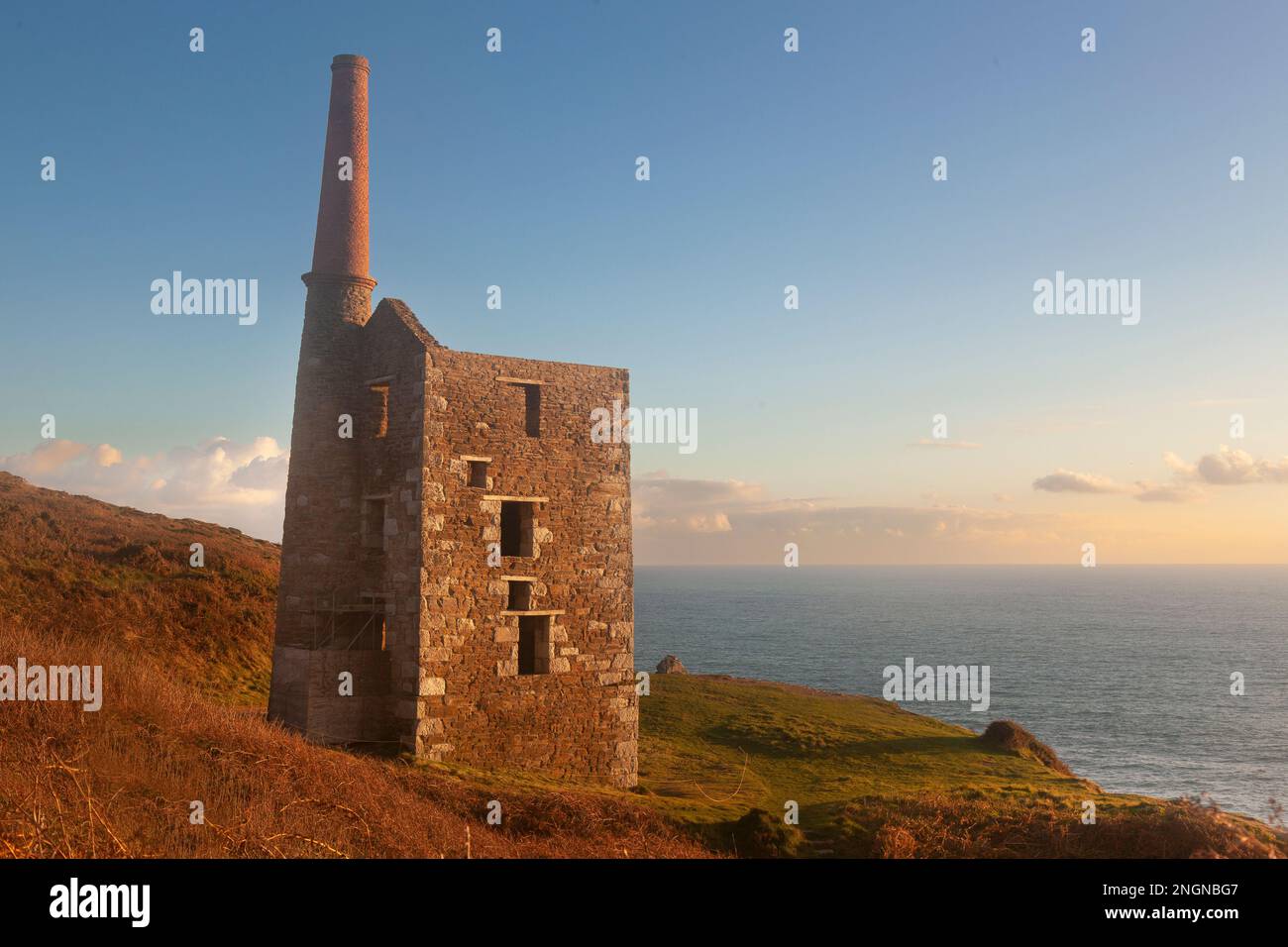 Golden hour skies hi-res stock photography and images - Alamy