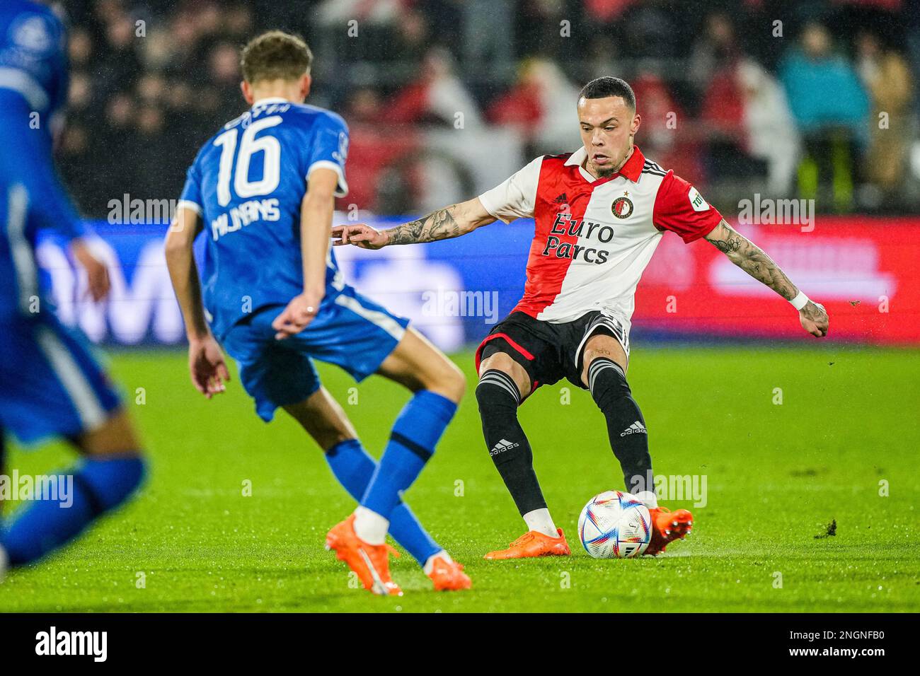 Rotterdam - Sven Mijnans of AZ Alkmaar, Quilindschy Hartman of Feyenoord during the match ...