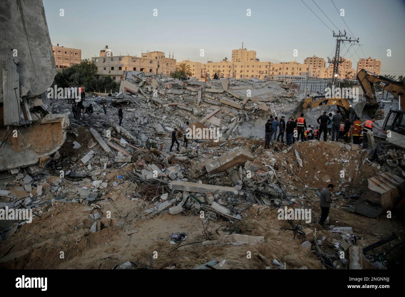 Gaza, Palestine. Rescue and civil defense teams are searching for ...