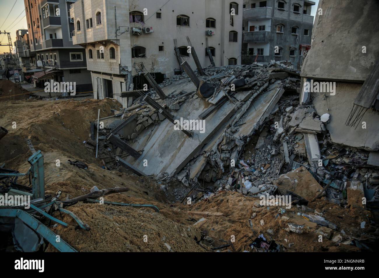 Gaza, Palestine. Rescue and civil defense teams are searching for ...