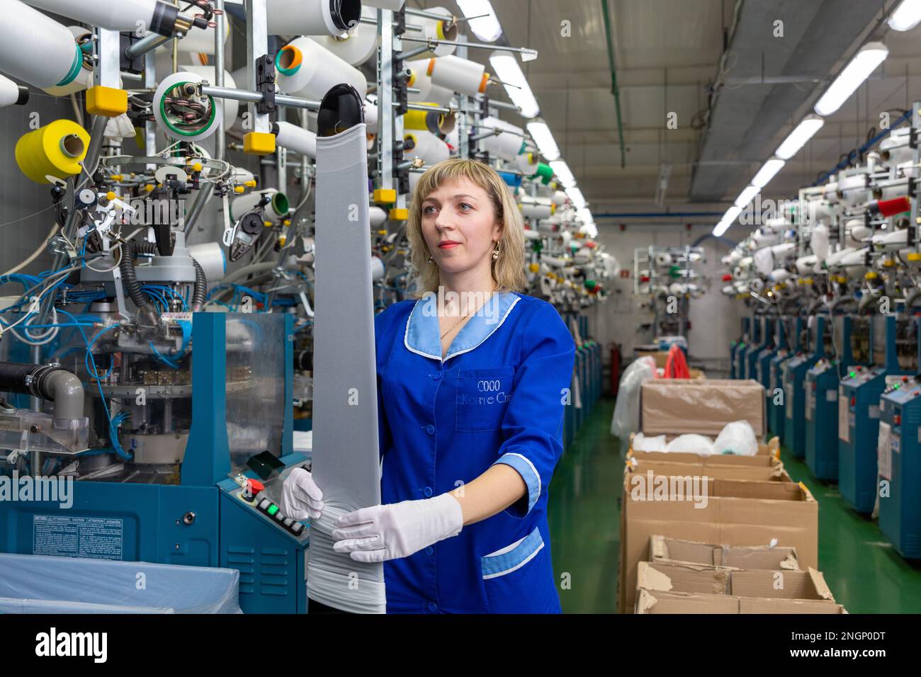 Female manufacturing production hi-res stock photography and images - Alamy