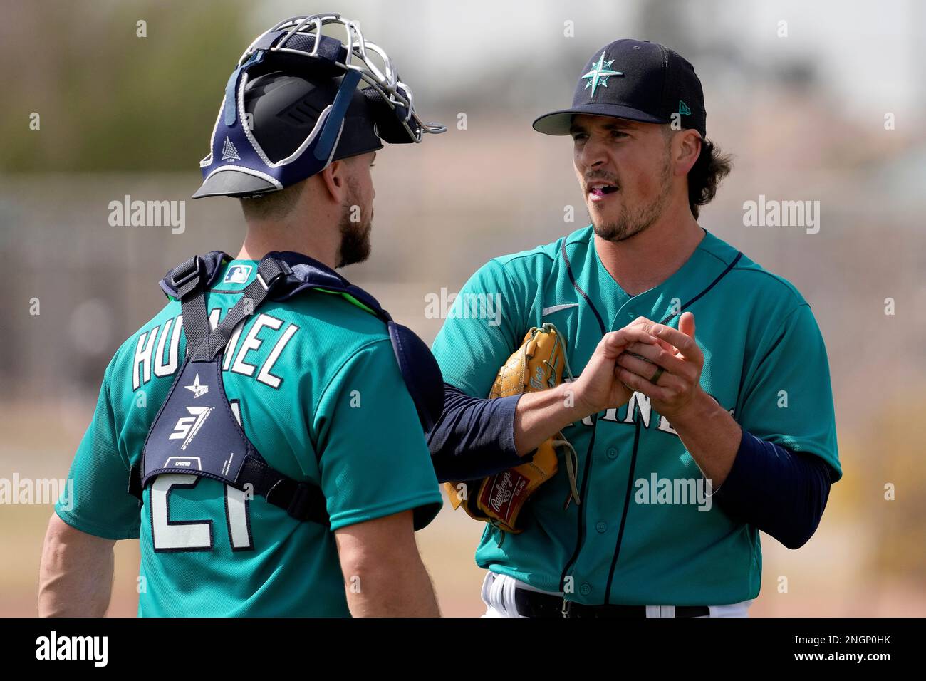 Seattle Mariners pitcher Taylor Williams, right, talks to Seattle ...