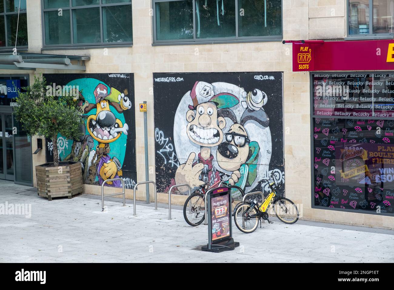 Wallace and Gromit Graffiti / Street art on a wall in Bristol Stock ...