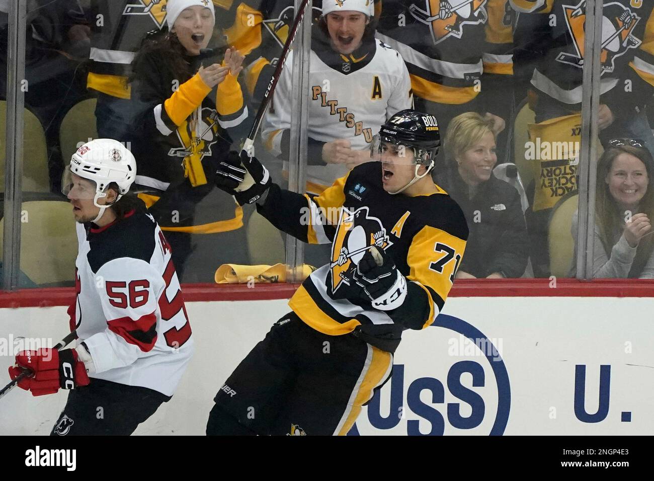 Pittsburgh Penguins center Evgeni Malkin (71) celebrates a goal next to ...