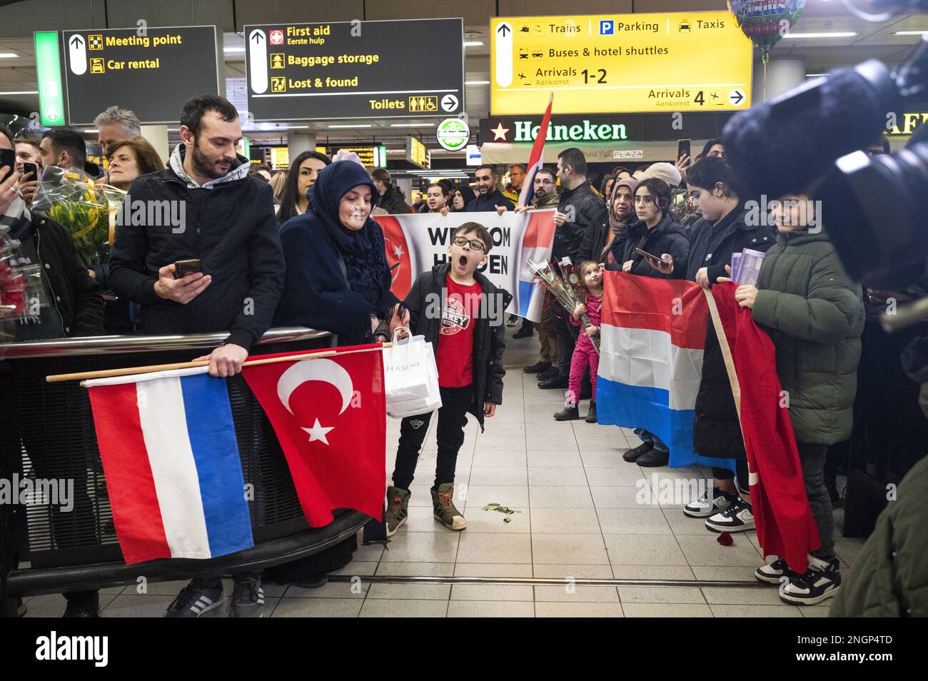 SCHIPHOL - Many Turkish people are waiting for the rescue dog teams to ...