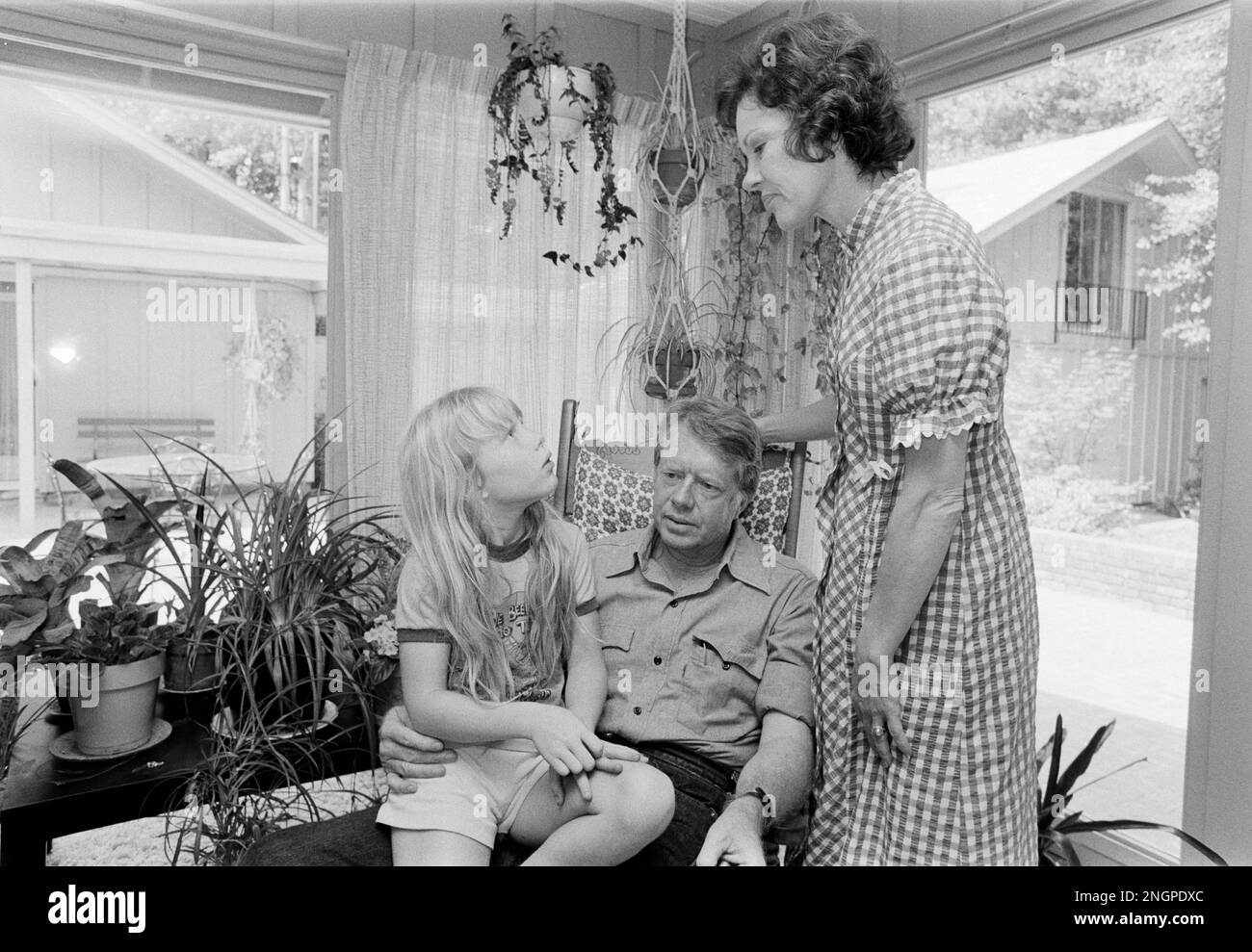 Jimmy Carter, wife Rosalynn and daughter Amy Carter at home in their ...