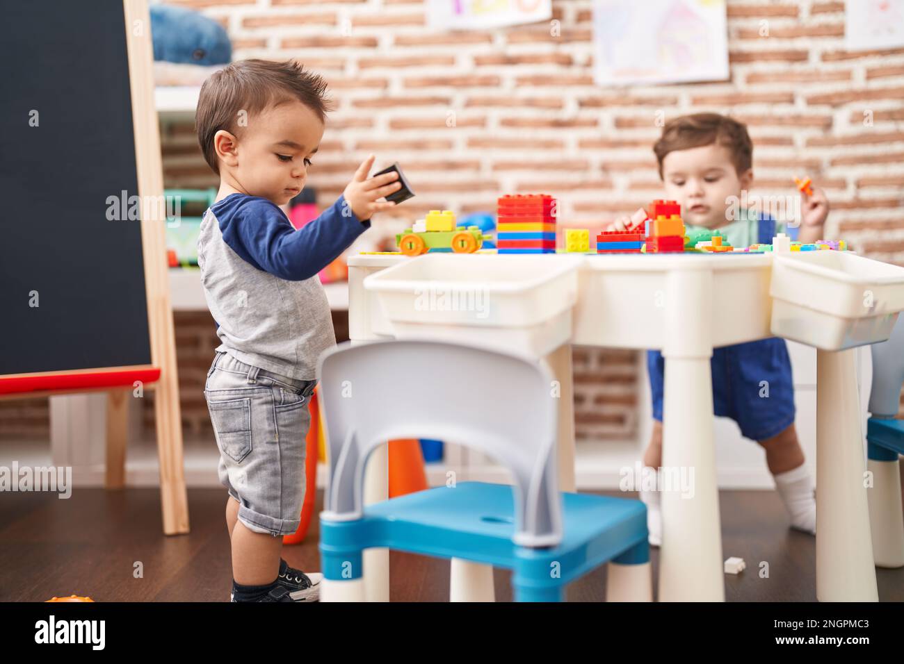 Hispanic kids playing with blocks hi-res stock photography and images ...