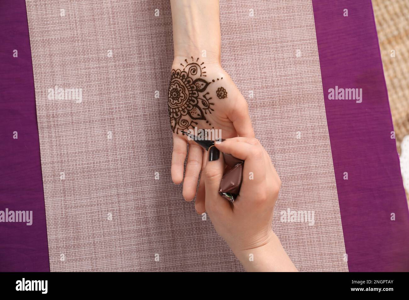 Henna Tattoo Top Hand