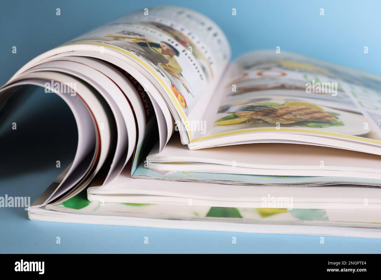 Stack of fashion magazines hi-res stock photography and images - Alamy