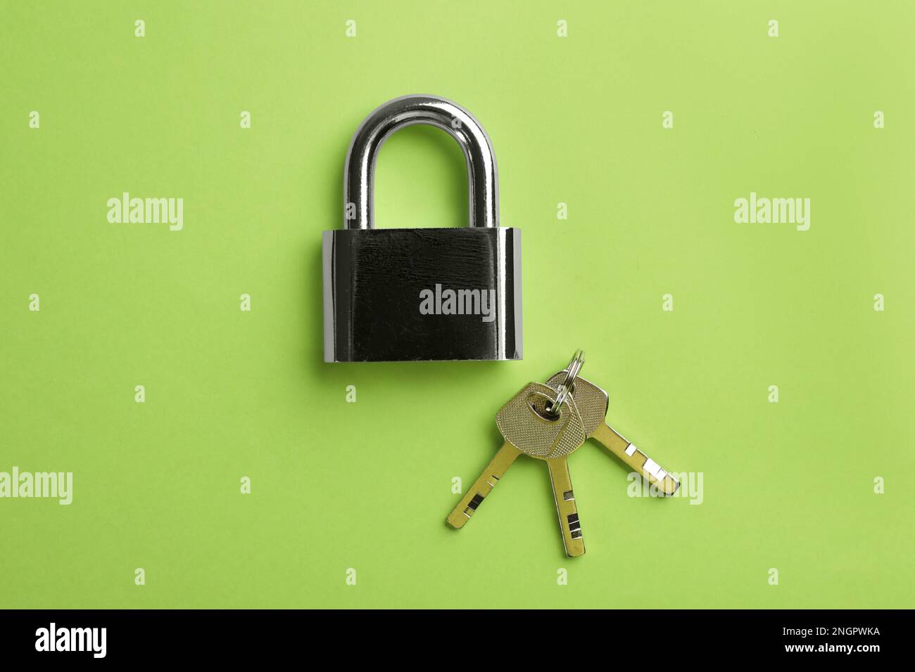 Modern padlock with keys on green background, flat lay Stock Photo - Alamy