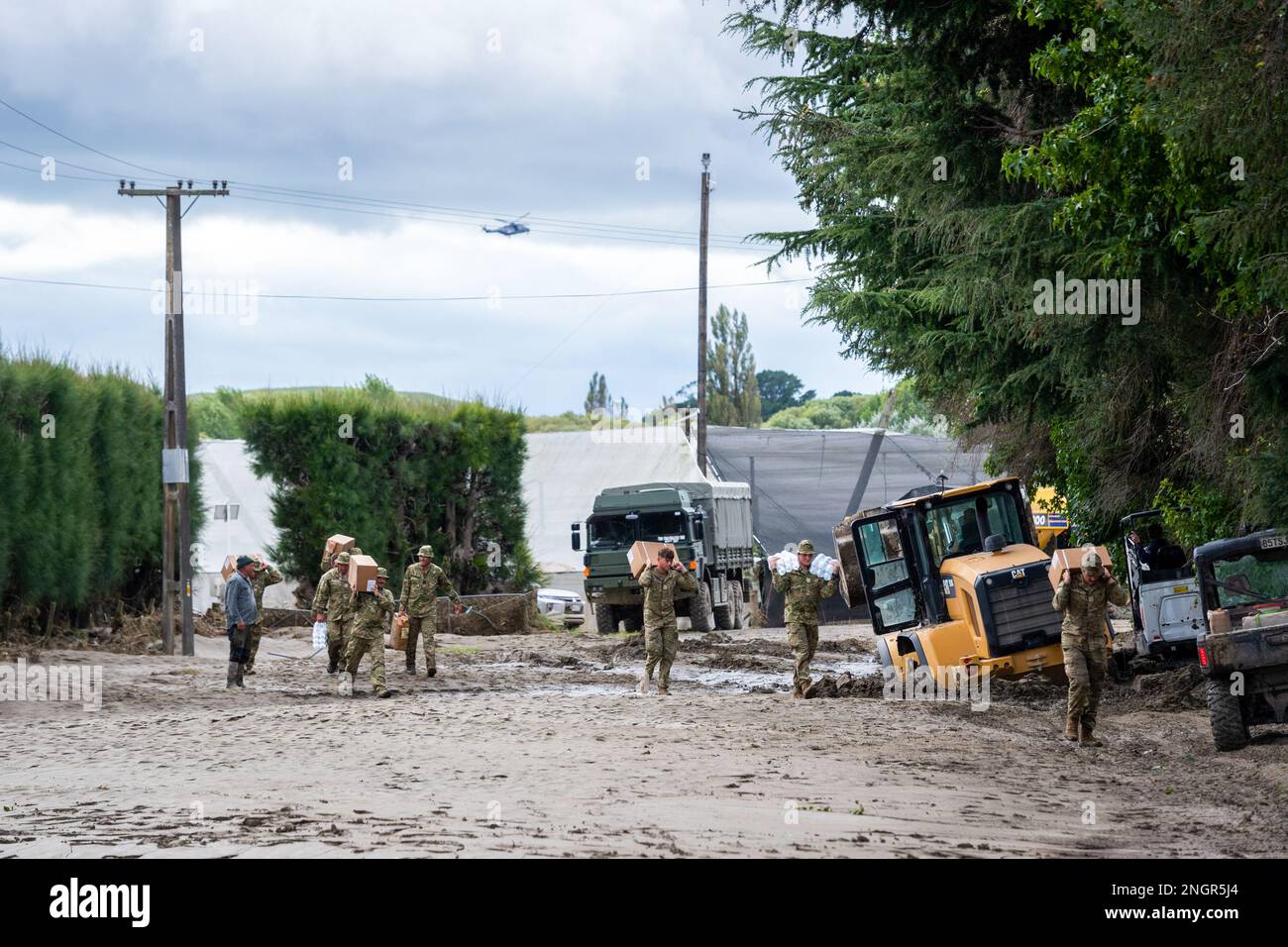 (230219) -- WELLINGTON, Feb. 19, 2023 (Xinhua) -- Rescuers work on ...