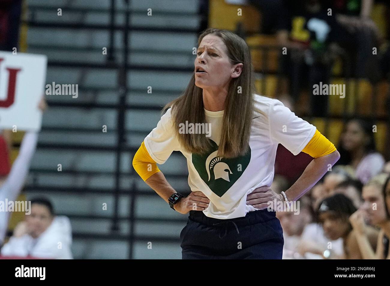 Michigan head coach Kim Barnes Arico shouts during the first half of an ...