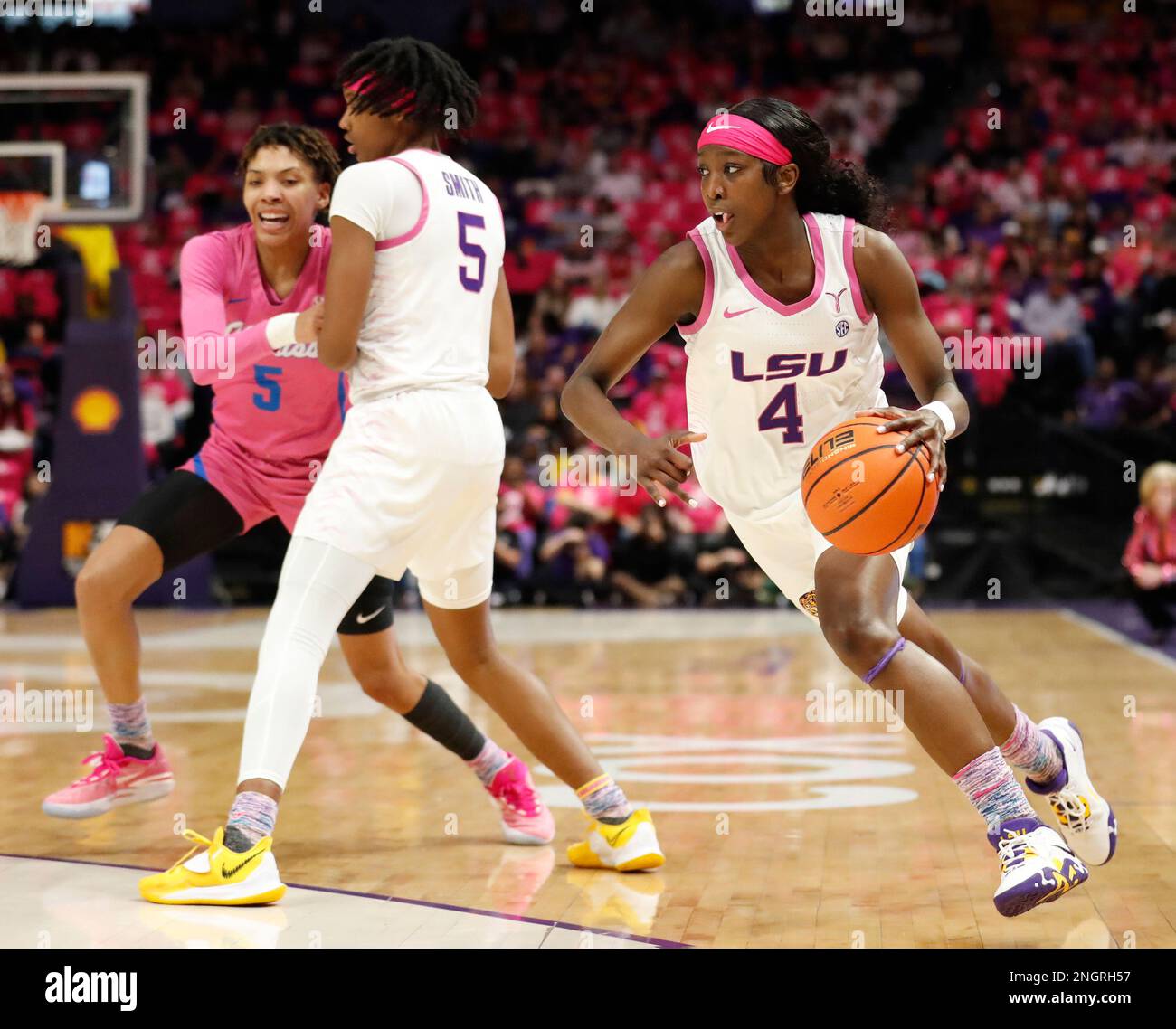 LSU Lady Tigers guard Flau'jae Johnson (4) drives baseline to the ...