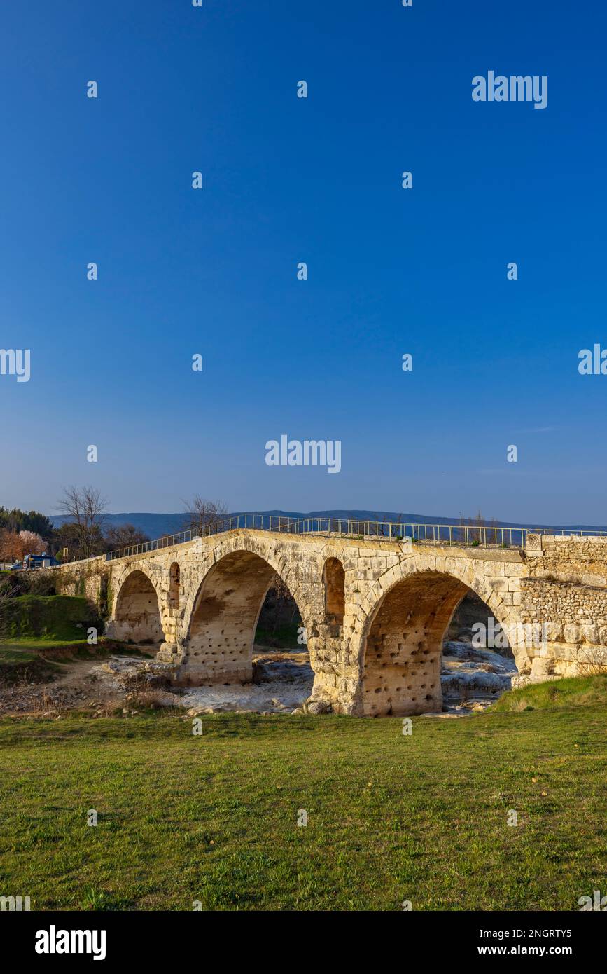 Pont Julien, roman stone arch bridge over Calavon river, Provence ...