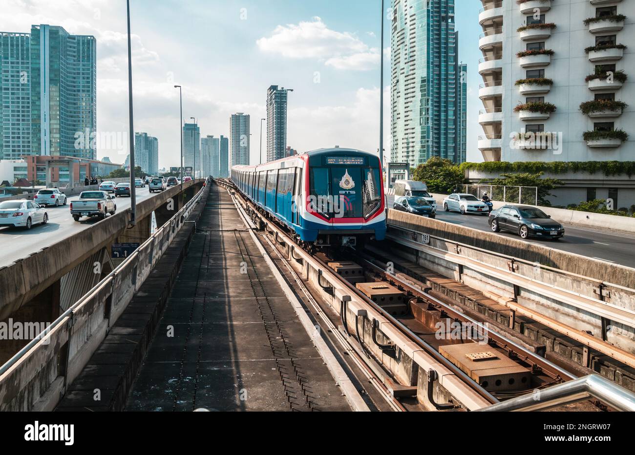 BTS Skytrain leaving the Taksin Bridge and approaching Saphan Taksin ...