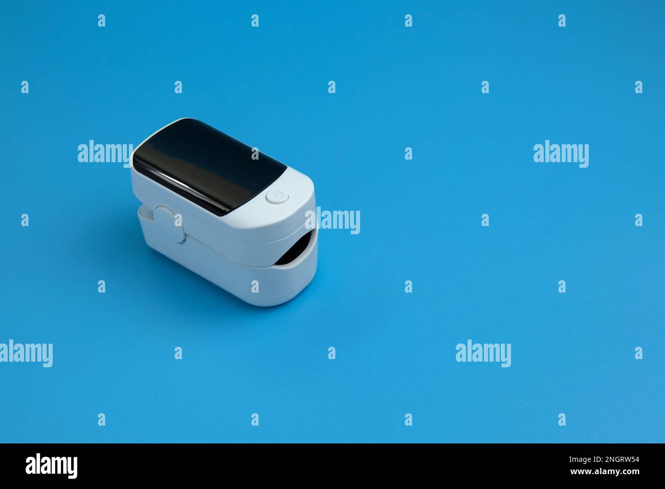 Pulse oximeter for measurement of oxygen saturation level. Medical ...