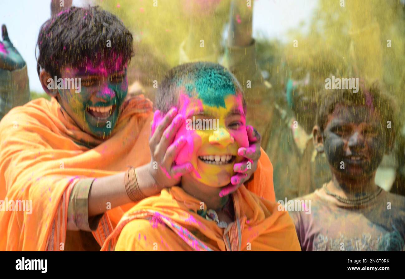India, Madhya Pradesh, Jabalpur : Ved Pathi students smearing 'gulal ...