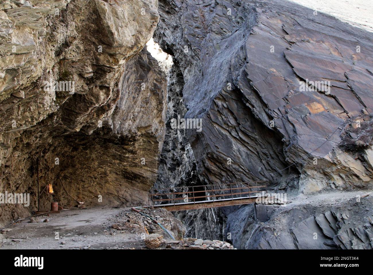 Footpath over deep gorge hi-res stock photography and images - Alamy