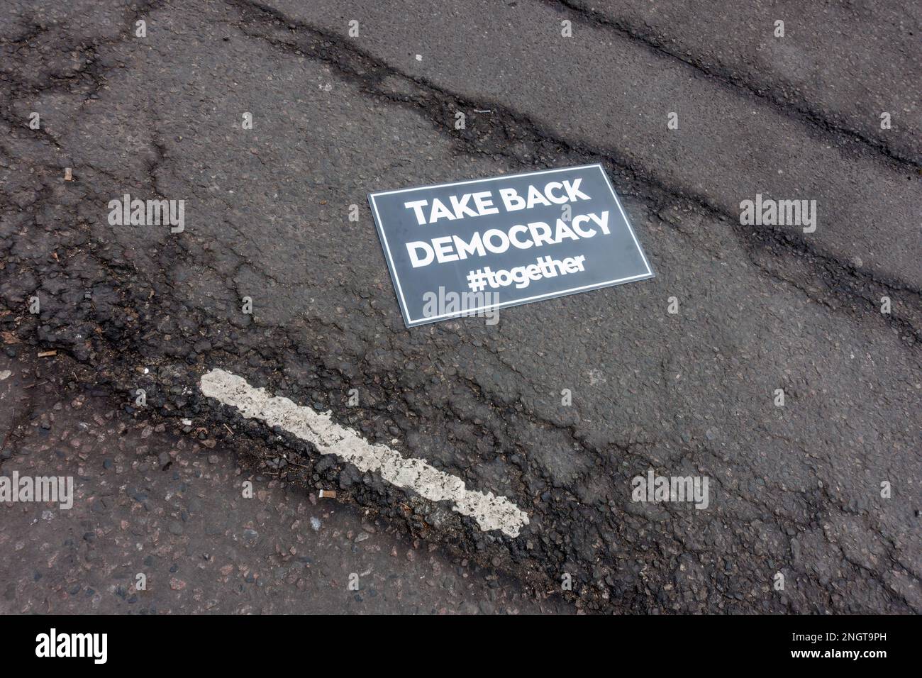 OXFORD, ENGLAND - FEBRUARY 18 2023: Sign dropped in street after large ...
