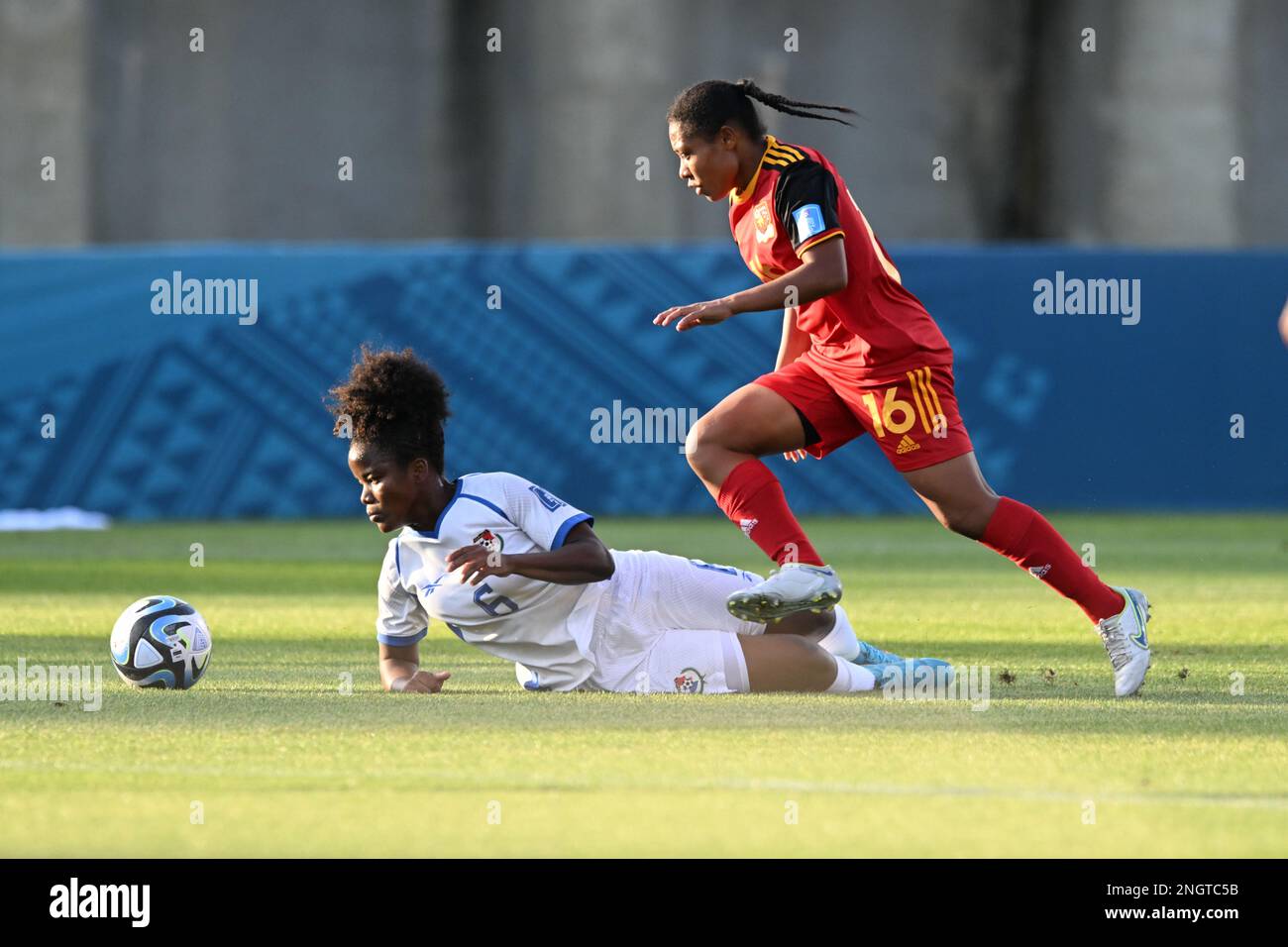 Auckland, New Zealand. 19th Feb, 2023. Rebeca Espinosa (L) of Panama ...