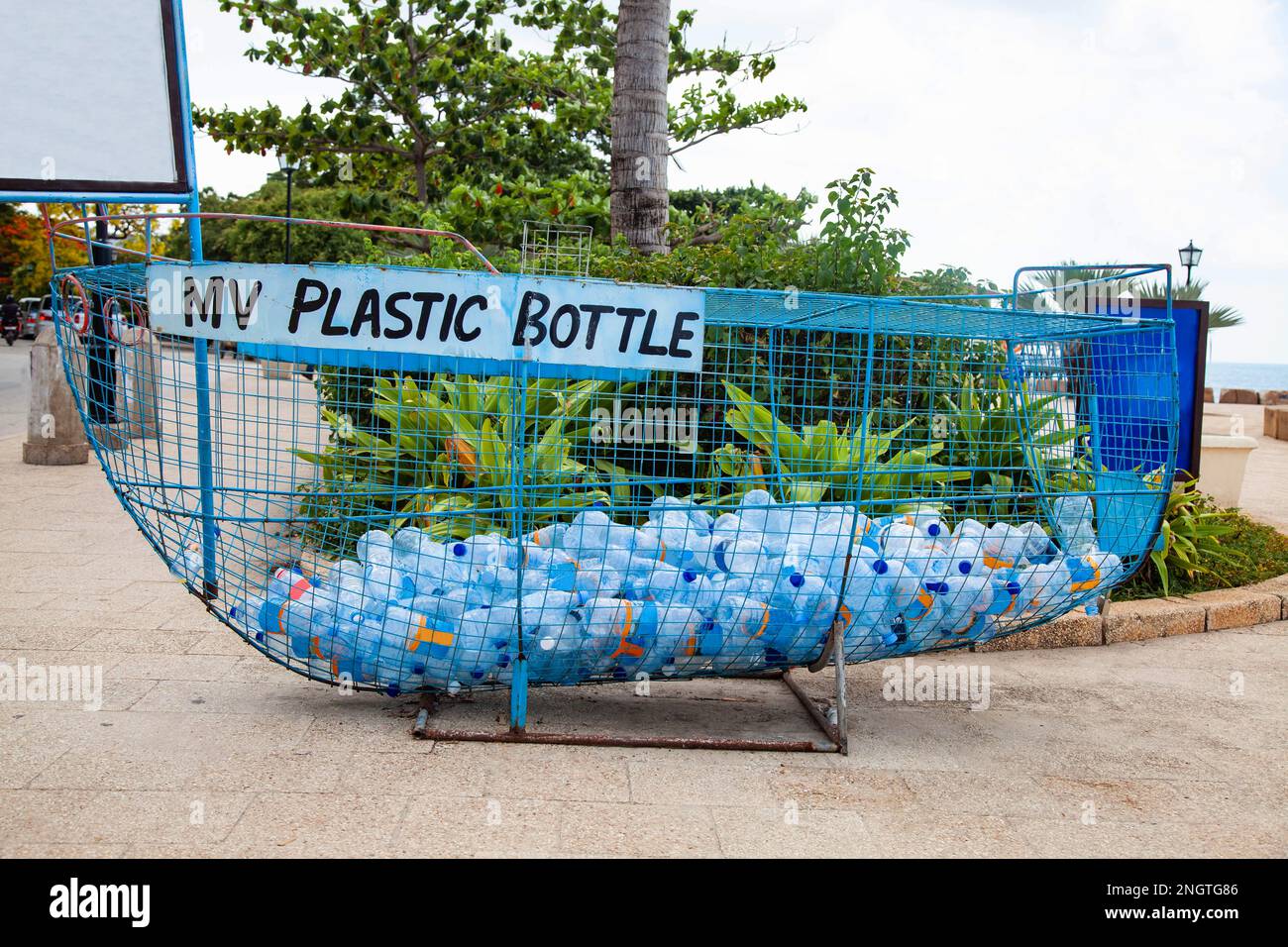 Blue recycle bin street plastic bottles hi-res stock photography and ...