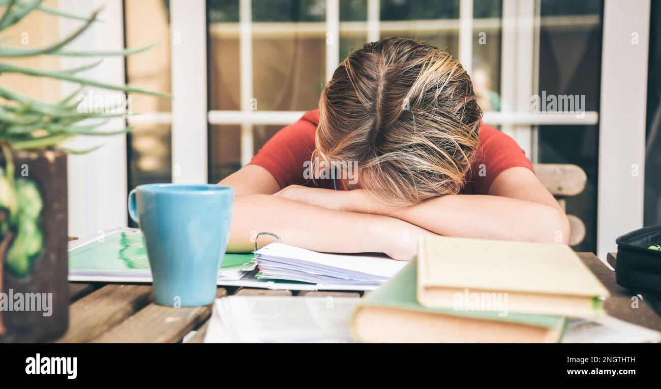 Doing homework distracted hi-res stock photography and images - Alamy