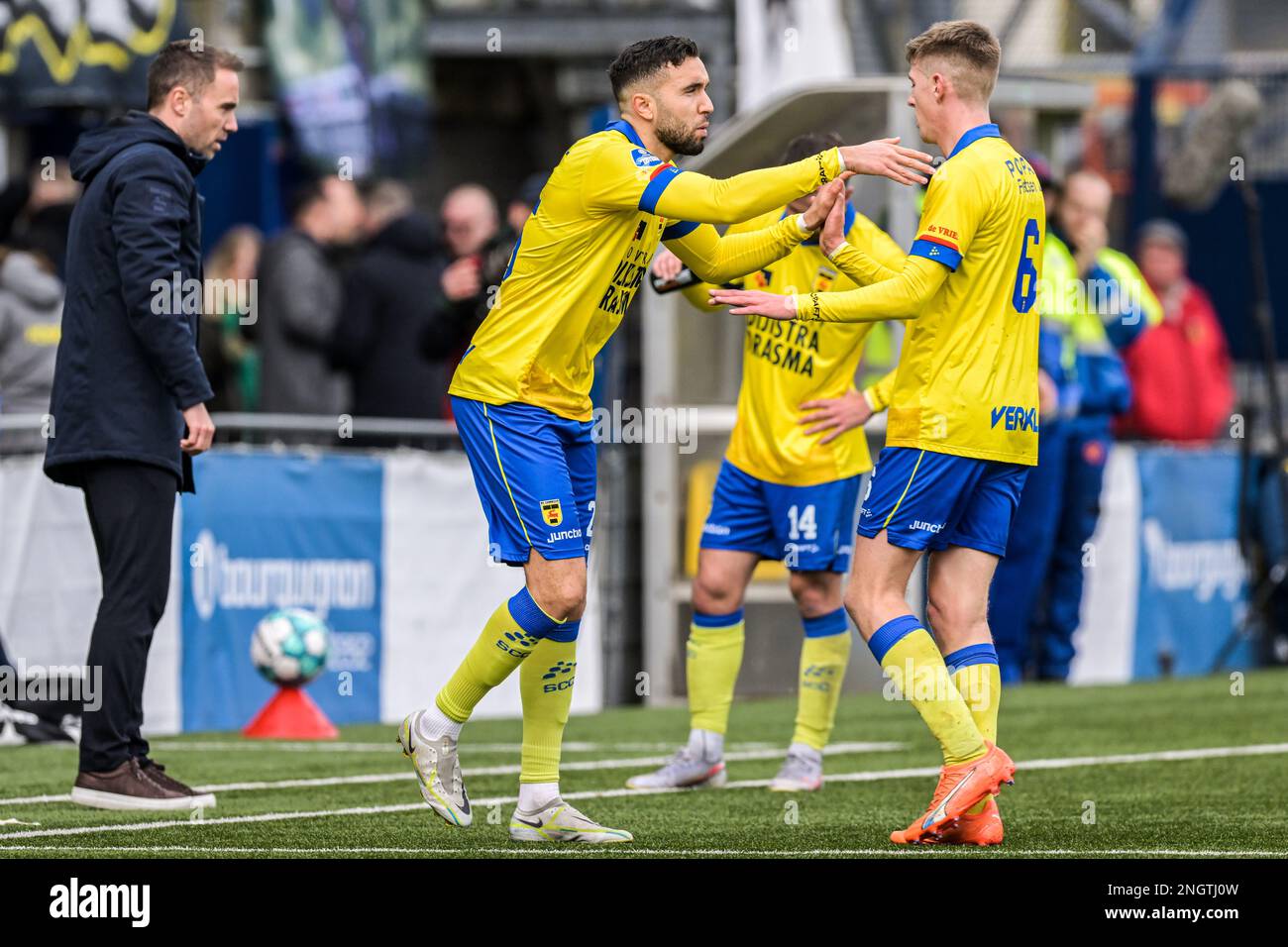LEEUWARDEN - (lr) Mimoun Mahi of SC Cambuur, Mees Hoedemakers of SC ...