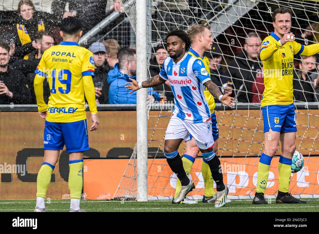 LEEUWARDEN - Che Nunnely of SC Heerenveen celebrates the 1-2 during the ...