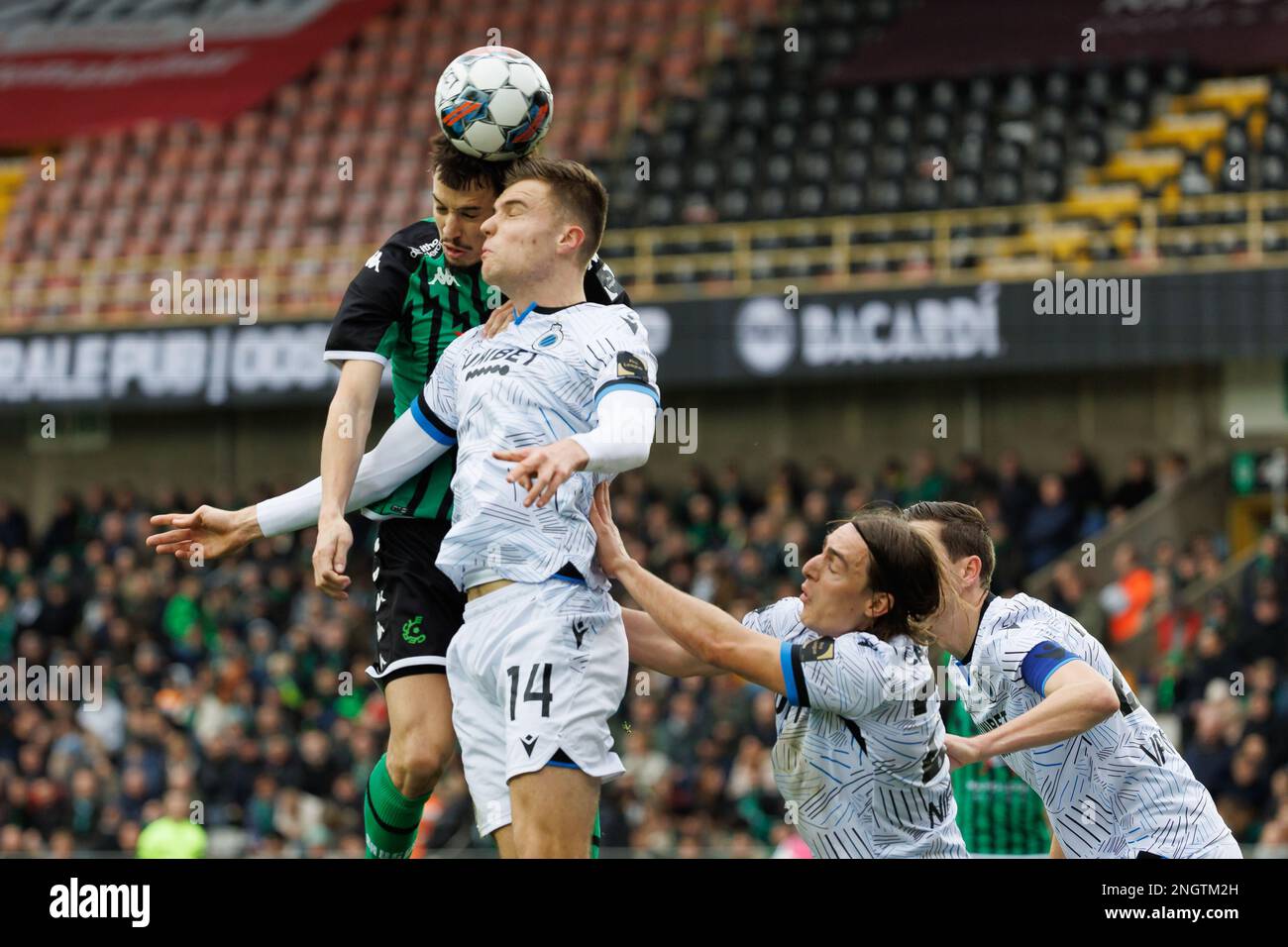 Cercle's Boris Popovic and Club's Bjorn Meijer fight for the ball ...
