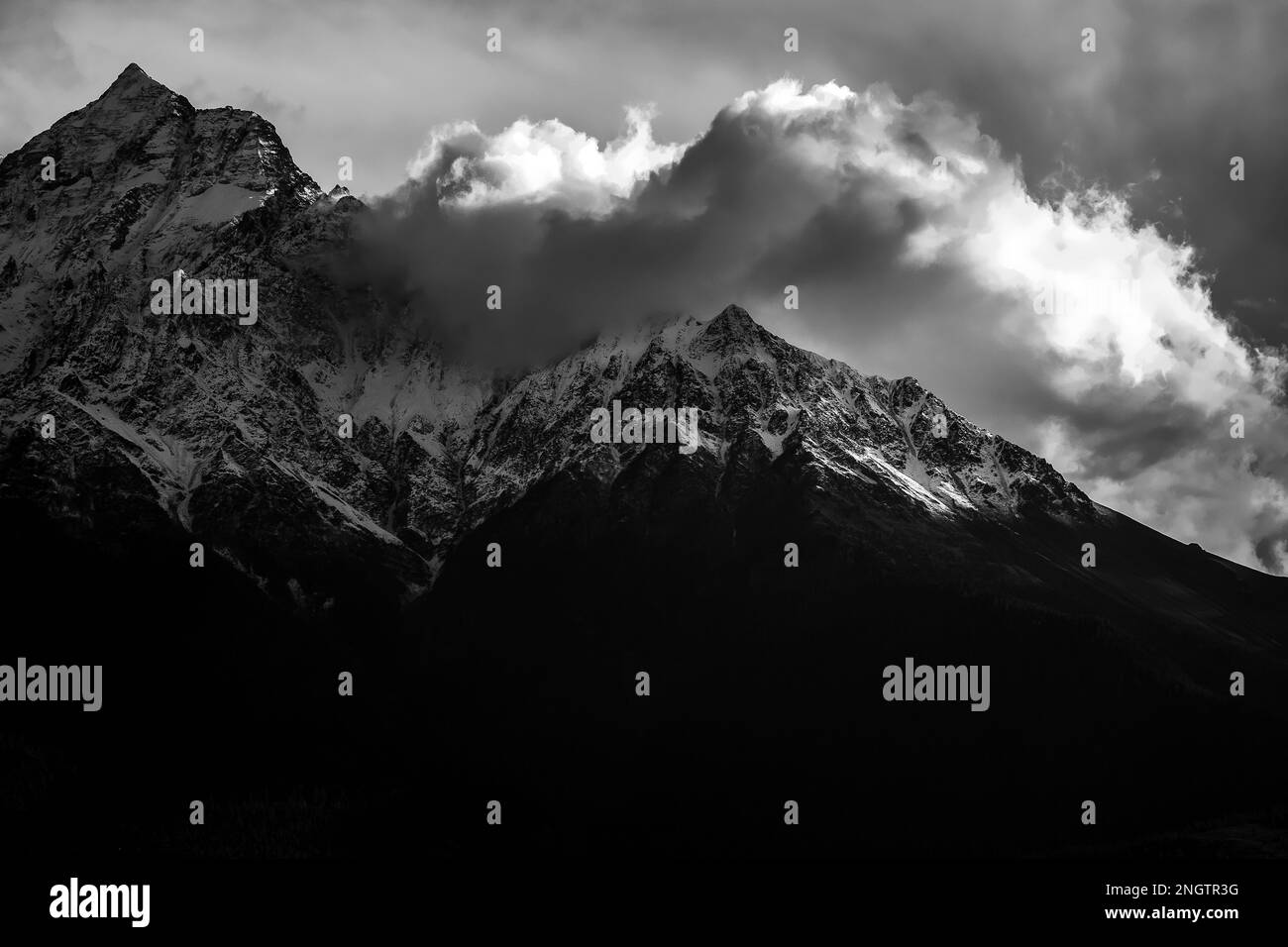 Nilgiri Mountains, view fom Jomsom, Mustang, Nepal Stock Photo - Alamy