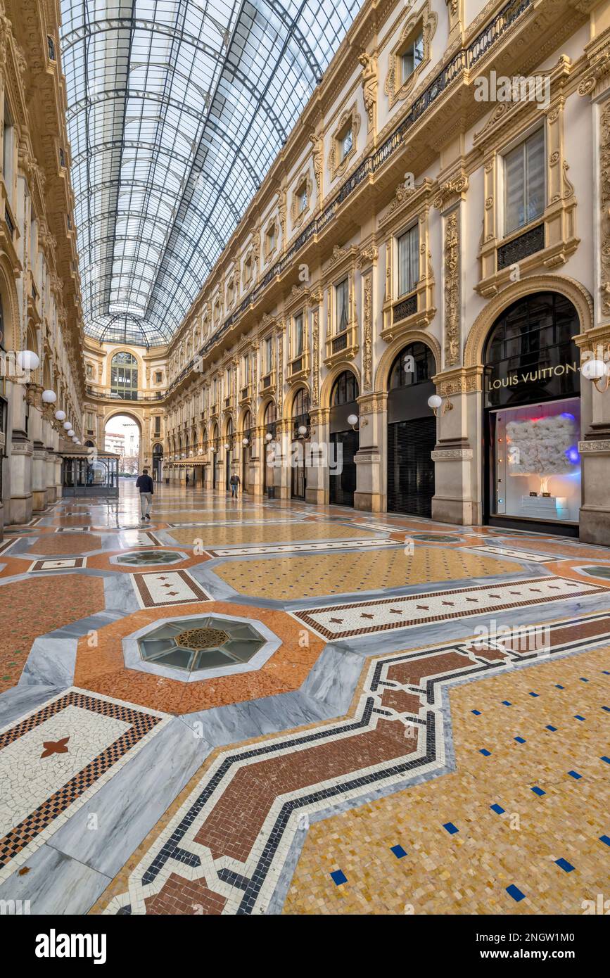 Night galleria vittorio emanuele center hi-res stock photography and ...