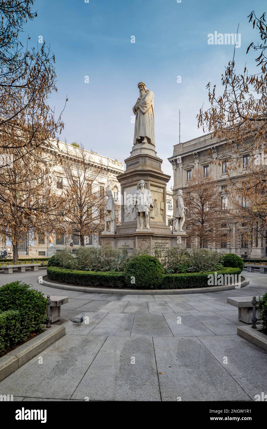 Statue of Leonardo da Vinci, Piazza Scala, Milan, Italy Stock Photo - Alamy